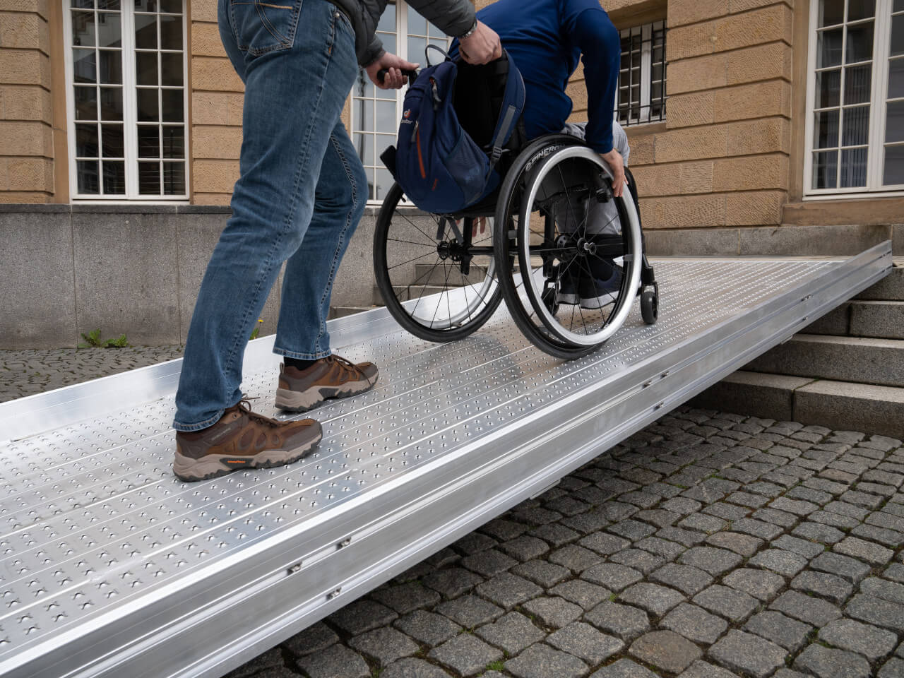 Rollstuhlrampe AOL-R für mehr Barrierefreiheit | Thiele-Shop